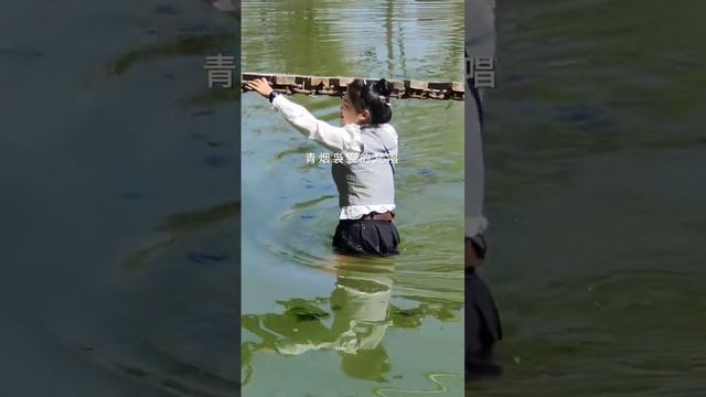 Упала с качающегося моста в воду. Wetlook