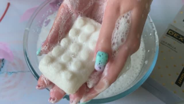 Мылю мыло Dex с массажными пупырышками.