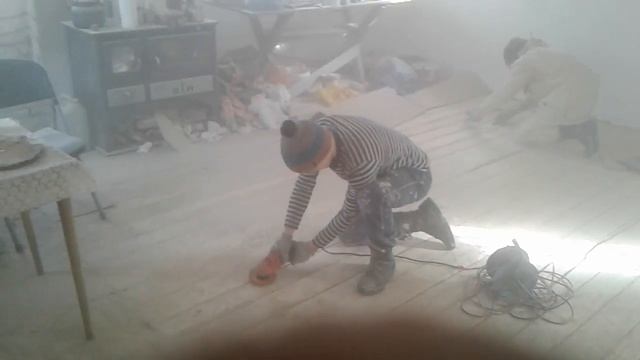 Шлифовка пола в казачьей хаты Рождественского куреня.mp4