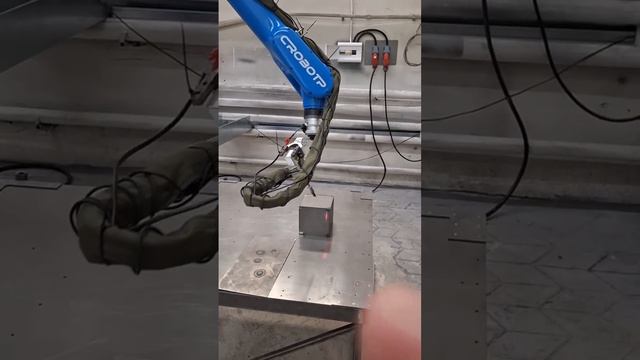 Лазерная сварка металлических кубов. Робот CRP-RH 18-25