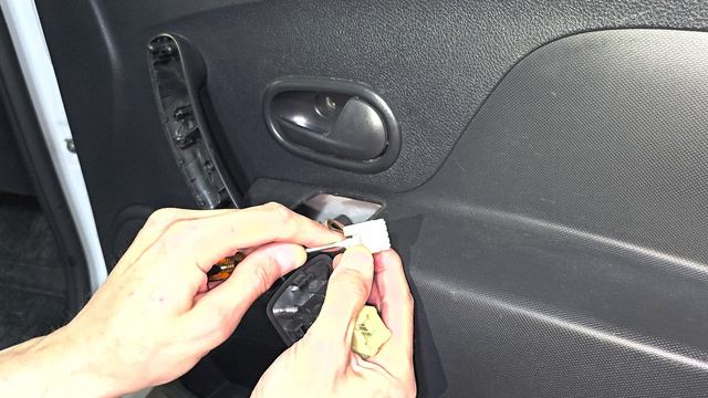 как снять обшивку двери рено логан 2