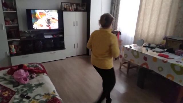 Лина повторяет танец