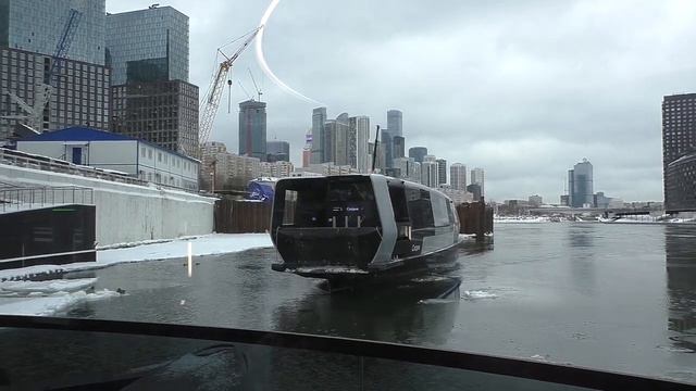 Речной электрический трамвай "Сходня" пришвартовывается к причалу "Сердце столицы".