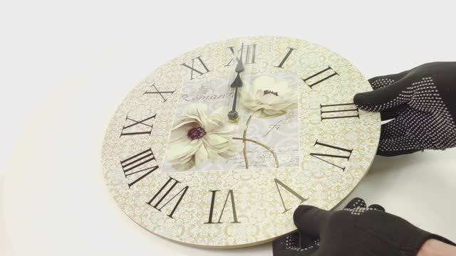 Miralight MC-845 настенные кварцевые часы.