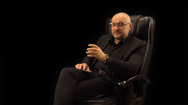 Лектор в кадре. Диалоги в черном