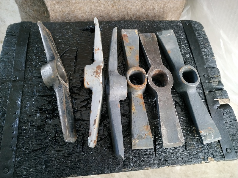 Кирочка каменщика с победитовыми напайками.