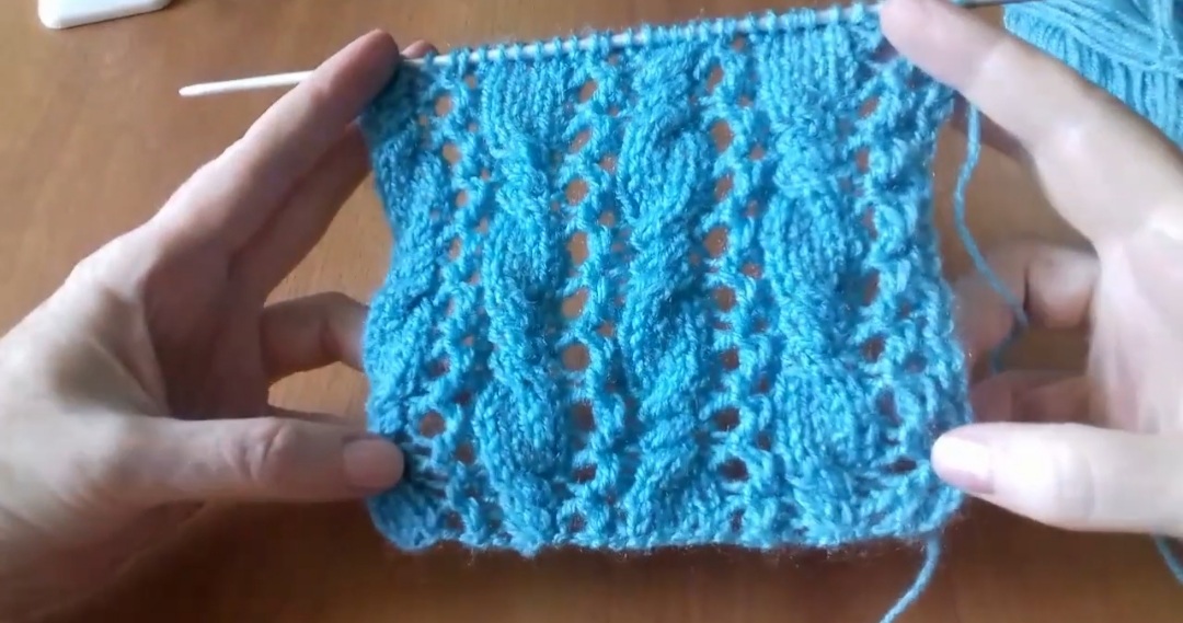 Ажурный узор с косами, спицами.