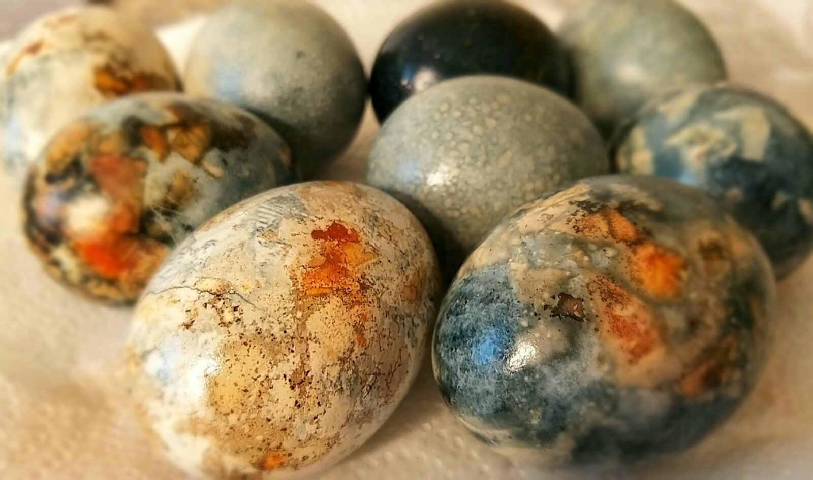 Мраморные яйца на Пасху. Как покрасить яйца чаем каркаде.