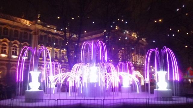 Фонтан у зимнего дворца под Новый год.