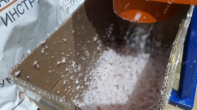 Дробилка дробление поролона МИ-500Р измельчение на калибровочной сетке 20 мм.mp4