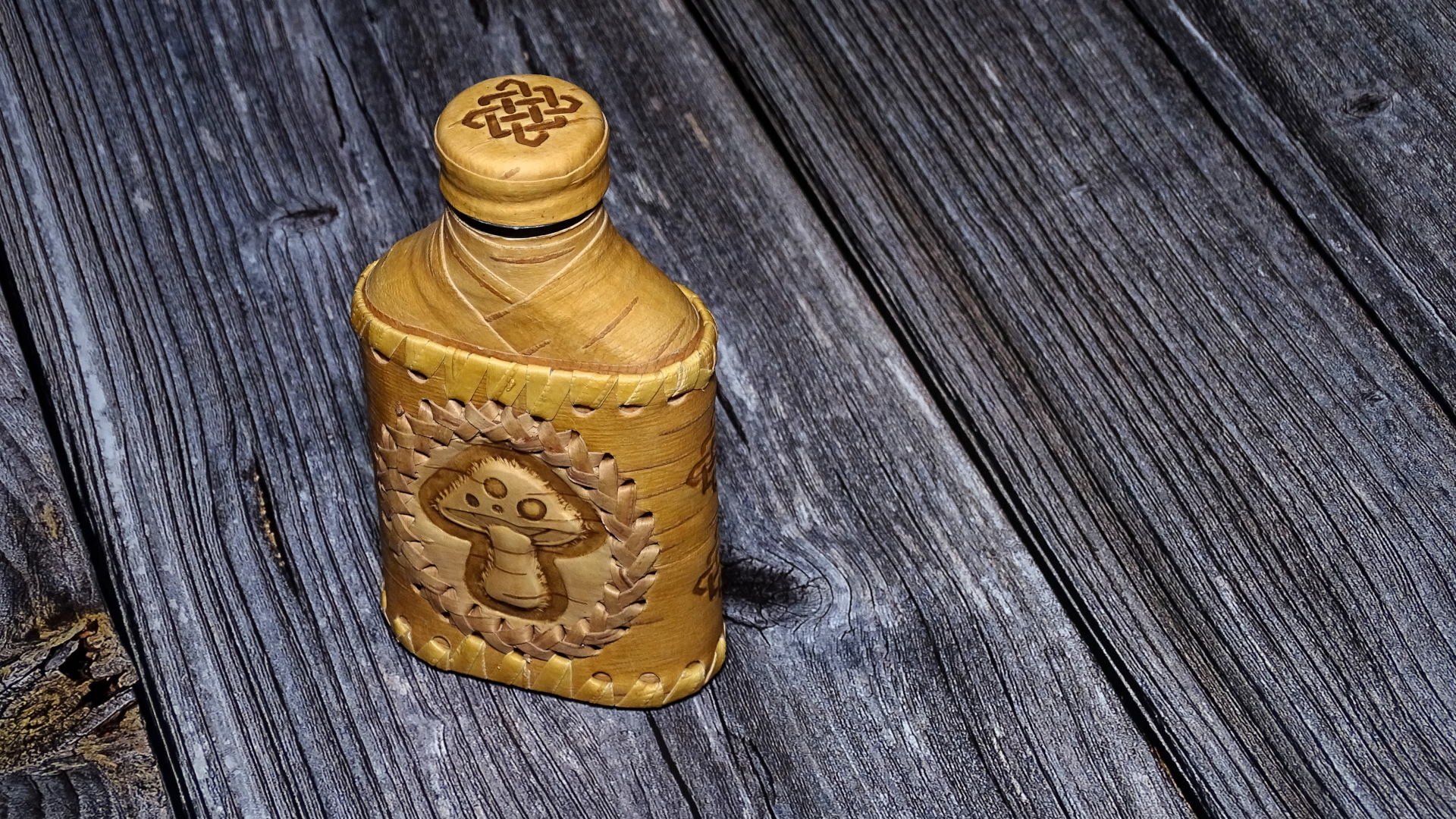 Маленькая бутылка в бересте для настойки своими руками.