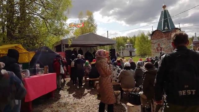 Праздник освящения мозаичных икон и колоколов в деревне о.Фёдора Конюхова - на сцене группа ИХТИС