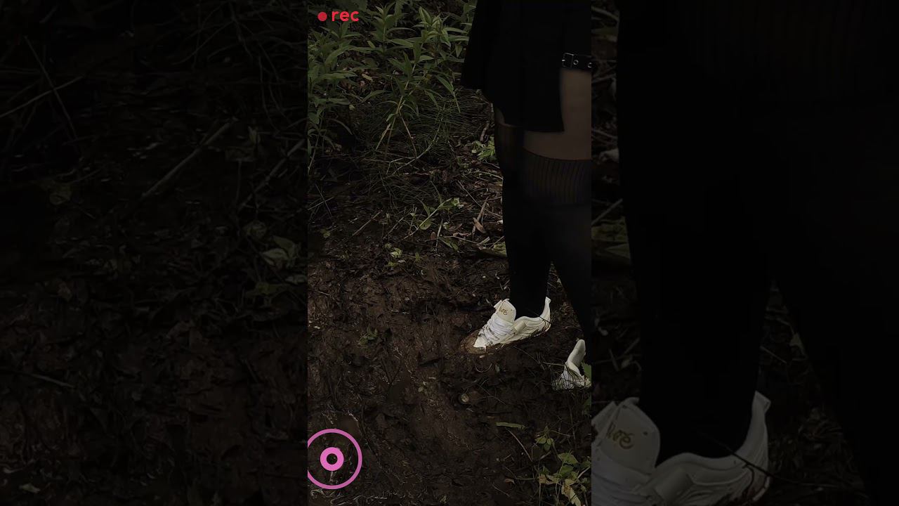 Девушка в грязи