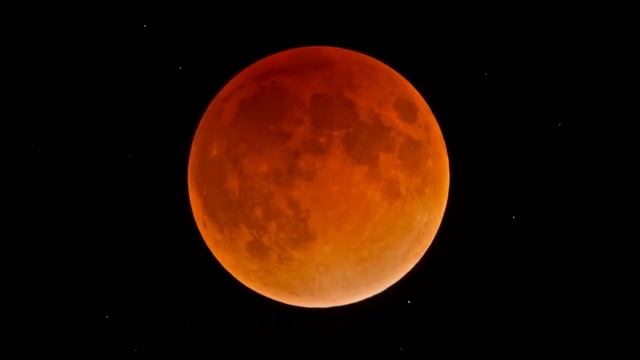 Уникальные кадры редкого космического явления - красная Луна во время полного затмения 08.11.2022