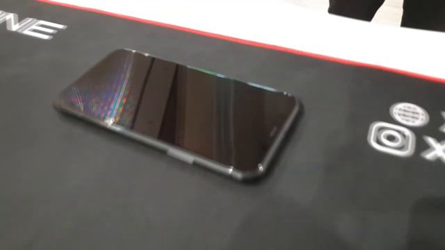 Как наклеить пленку X-ONE Extreme Shock Eliminator 4-го поколения на iPhone 12/11/X/SE/8/7 серии