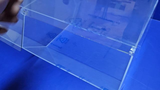 Акриловый диспенсер с крышкой. Производство торгового оборудования оптом и в розницу.