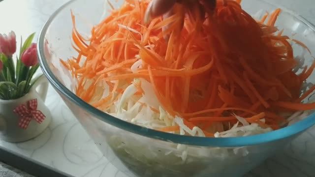 Не нужен ни нож, ни тёрка. Показываю лайфхак, как нашинковать капусту и морковь быстро и просто