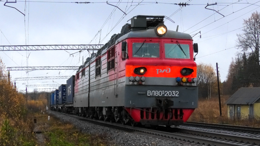 "Щас менты приедут!" ВЛ80С-2032 с грузовым поездом