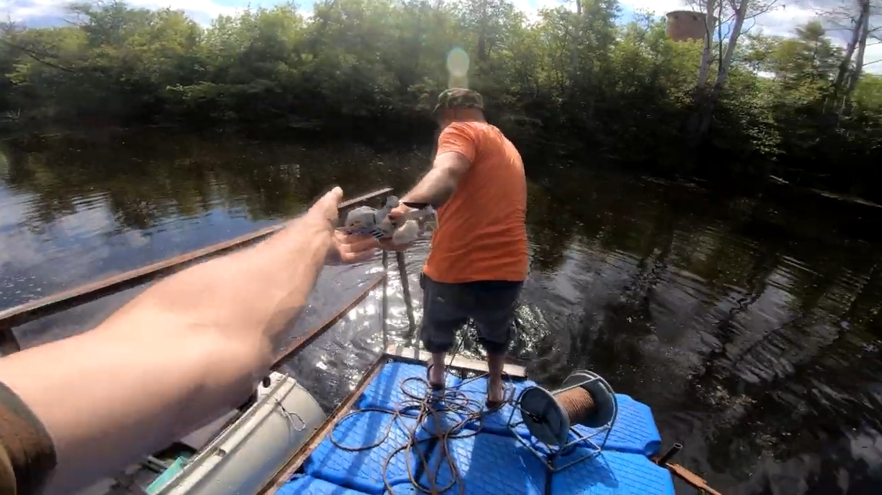 Поднятие водолазами утонувшего квадрокоптера DJI MINI 2