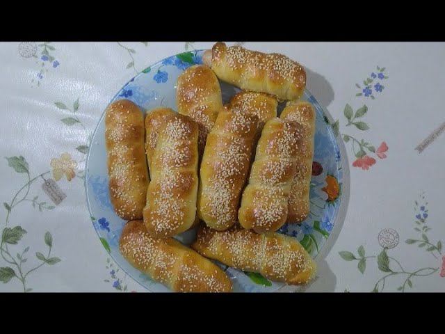 Домашние сосиски в тесте с кунжутом.