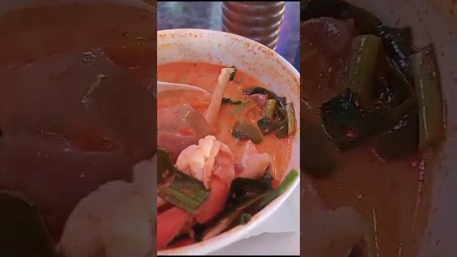 Я ем Том ям в Паттайе у своего отеля, Тайланд 🍲.
