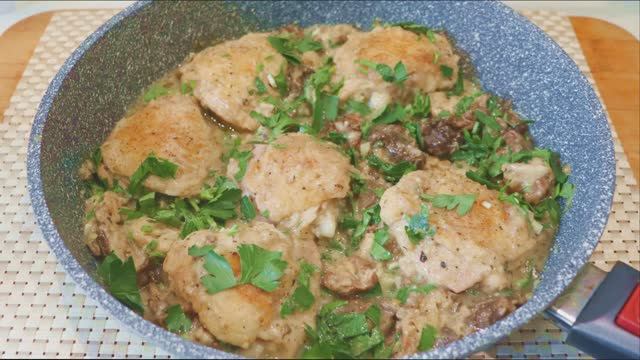 Фрикасе из курицы с грибами и петрушкой