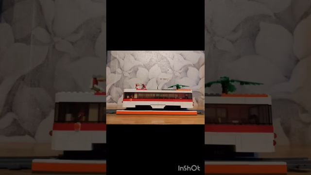 Лего-трамвай на остановке: красивая самоделка