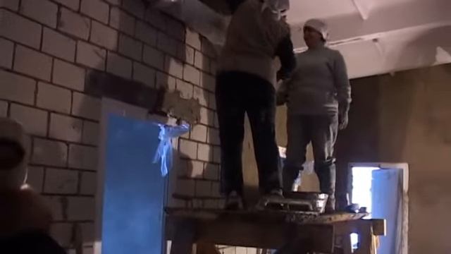 Продолжаются ремонтные работы в теплом переходе. Январь 2012 год.