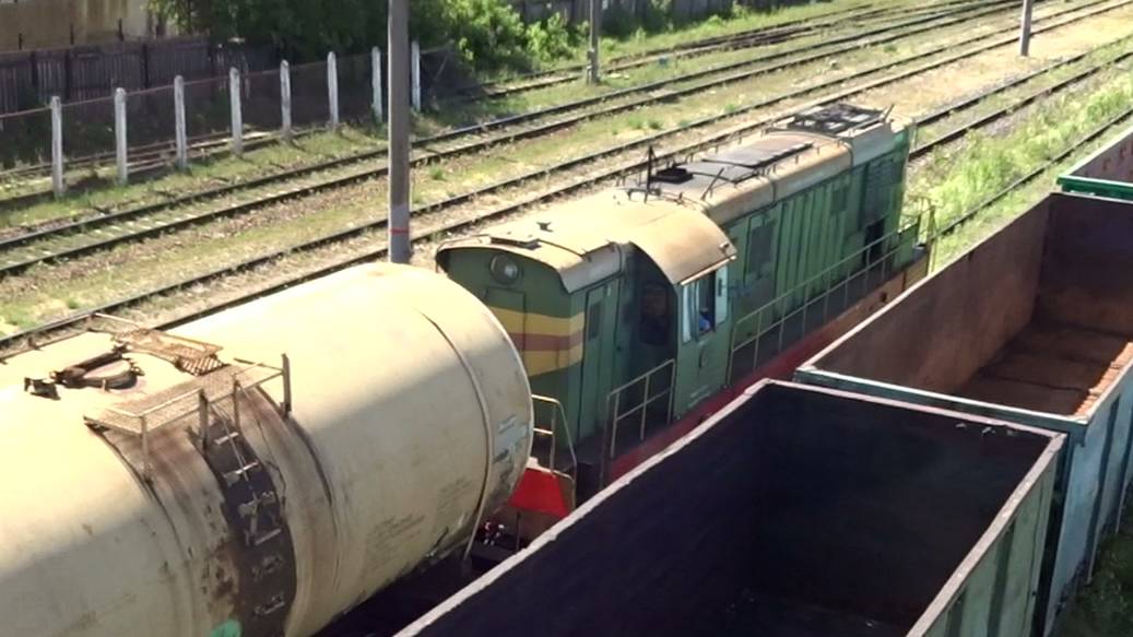 Тепловоз ЧМЭ3-5987 с грузовым составом прибывает на ст. Костариха