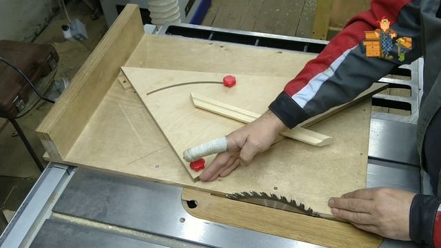 Приспособление для точного совмещения углов 45 градусов в деревянной рамке.