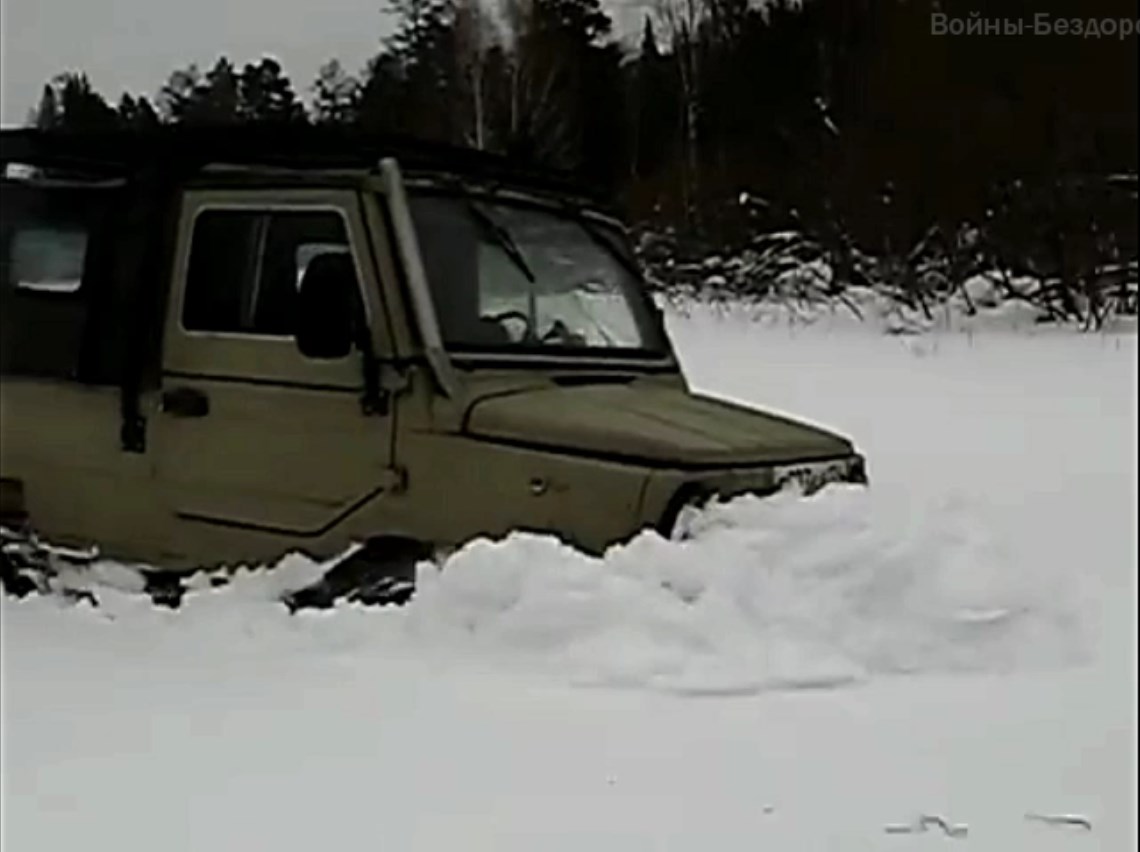 Внедорожник ЛуАЗ-969 на тракторной резине 30 дюймов