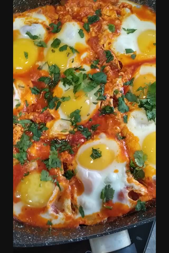 шакшука на сковороде. яичница с помидорами