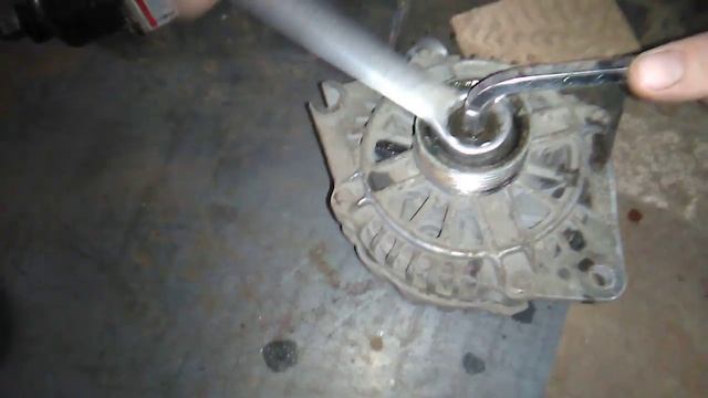Как открутить шкив генератора .