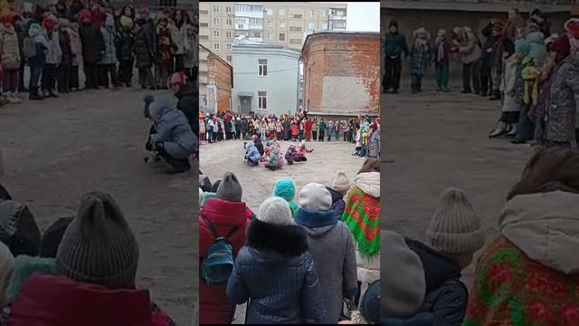 у медведя во бору грибы ягоды беру, м медведь не спит все на нас рычит