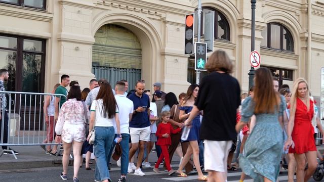 Люди в городе, пешеходы, Москва, Зарядье. Видео футаж 4К для монтажа. Video production Олег Сидоров