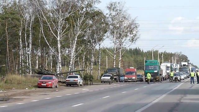 Танки на дороге..mp4