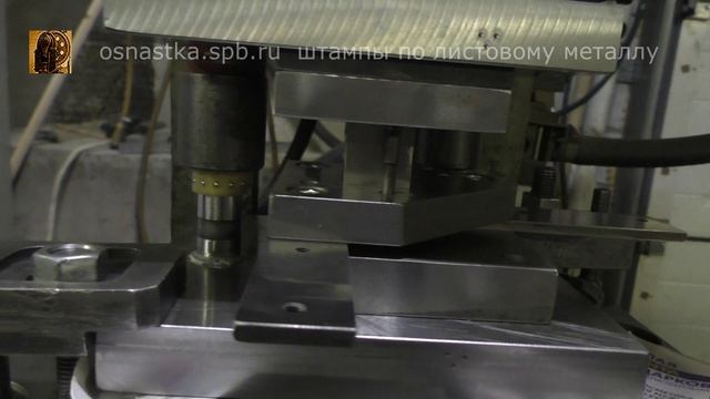 Испытание штампа  вырубки угла для гибки.