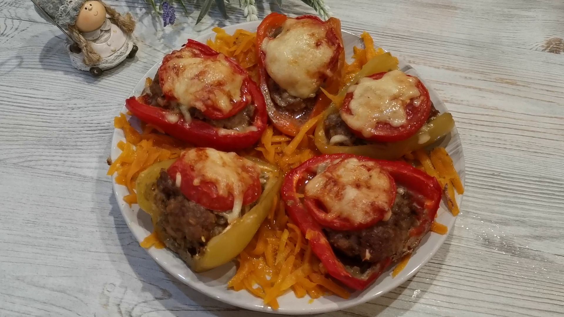 ФАРШИРОВАННЫЕ ПЕРЦЫ В ДУХОВКЕ , запеченные под сыром !