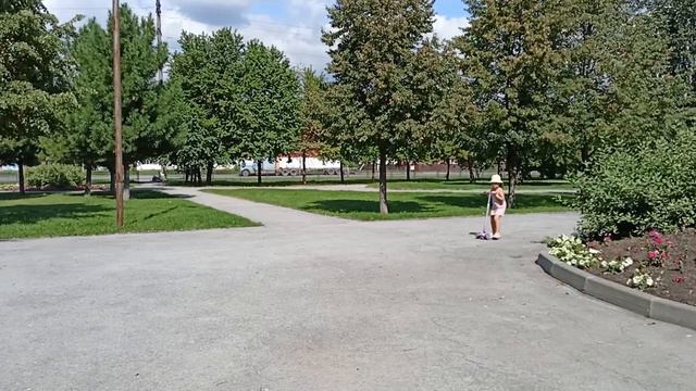 СОФЬЯ ГОНЯЕТ ПО ПАРКУ НА САМОКАТЕ.