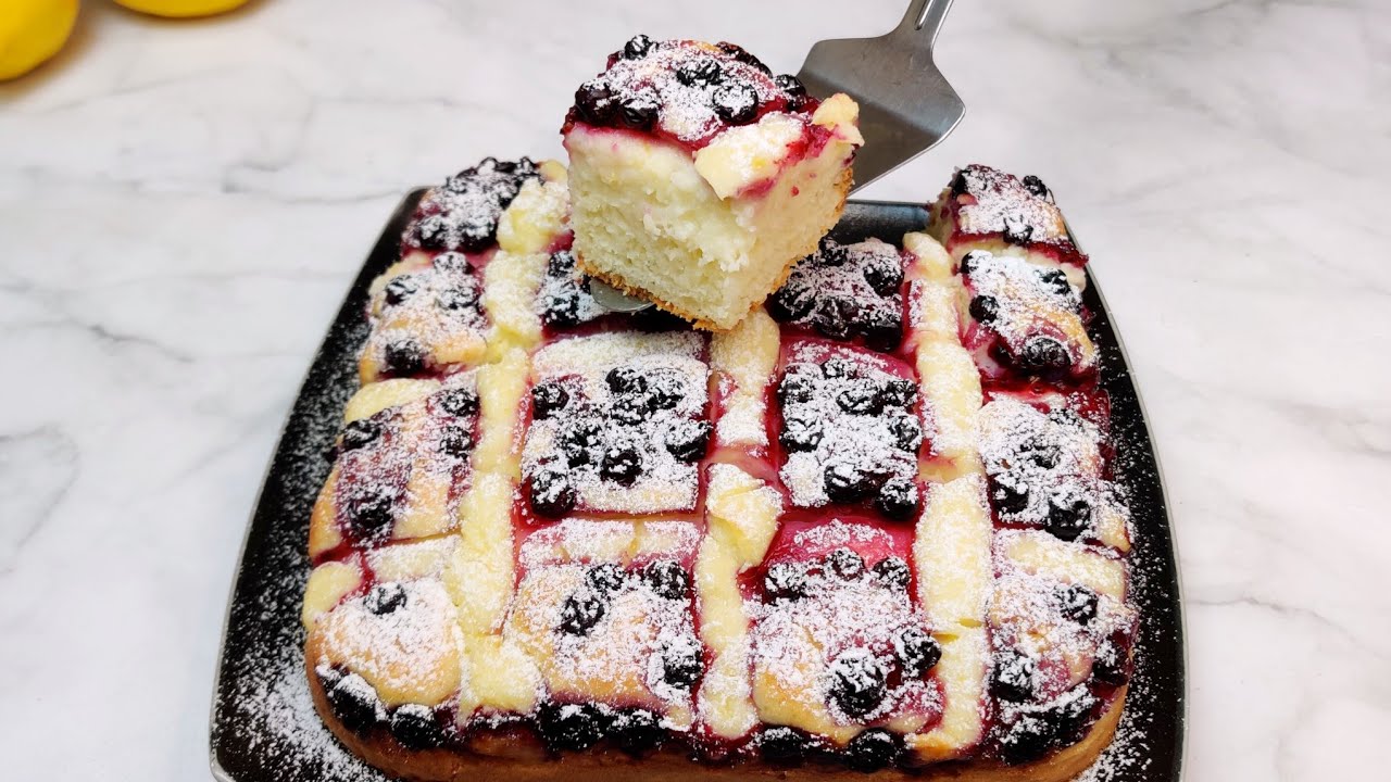 Пирог, который съедается за минуту! Ягодная выпечка с лимонным пудингом.