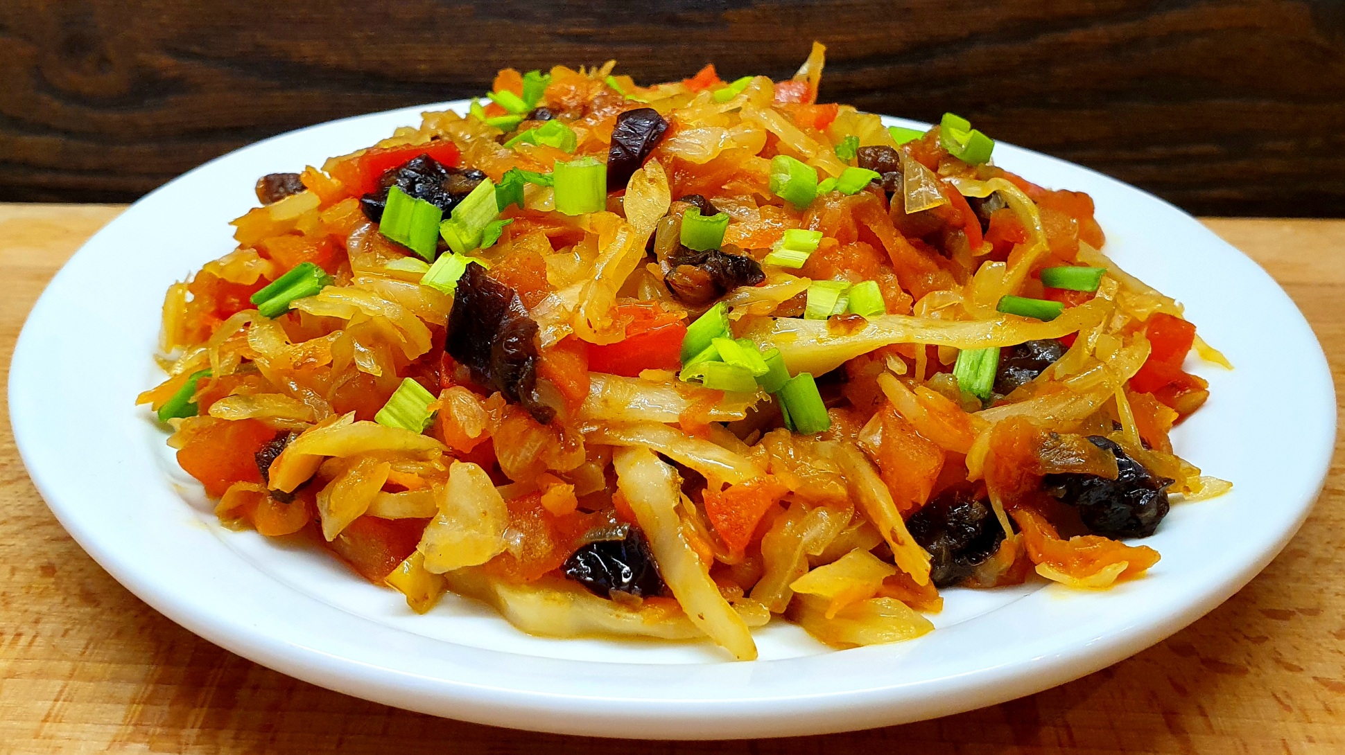 Тушеная капуста постная с черносливом