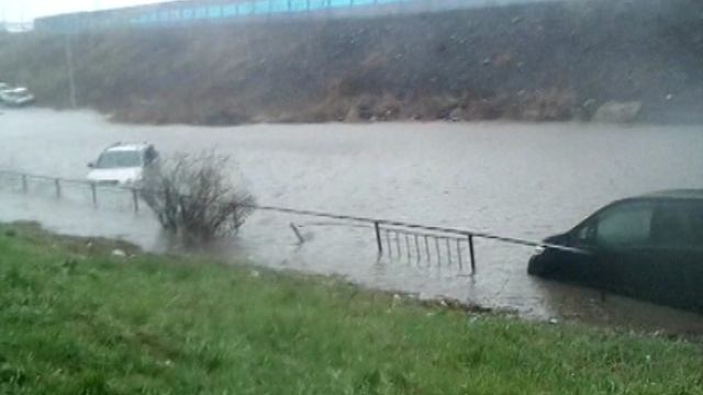 Машины утонули в луже.