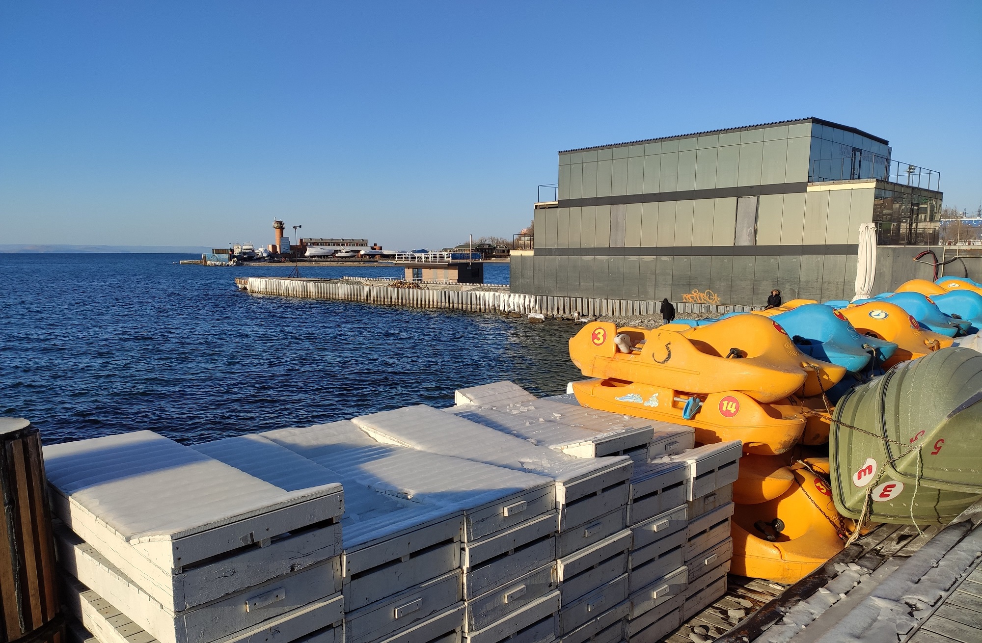 Море , ледяные фонари , зимние кафе   Владивосток