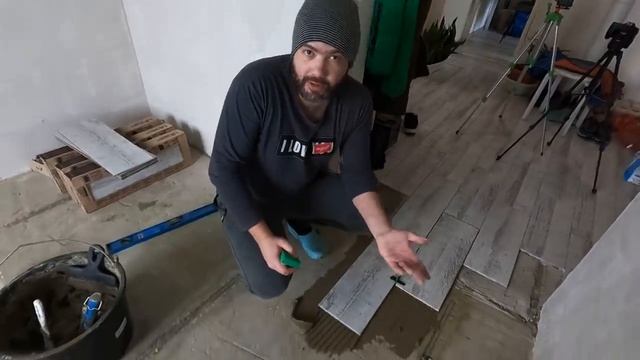 Уложили плитку на пол не хуже мастера строим дом своими руками.