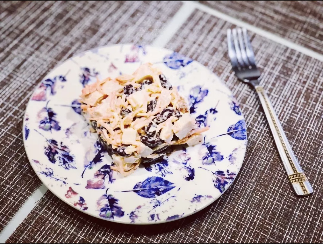 Идеально подойдет на новогодние праздники. Быстрый и пикантный салатик.