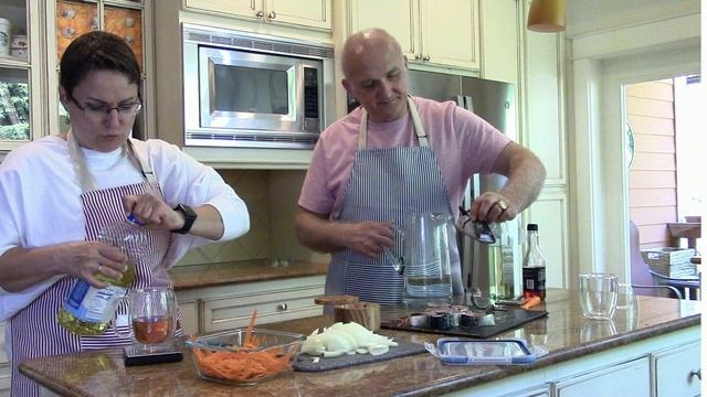 Как приготовить скумбрию за пять минут: Вам нужен лук порезанный кольцами, тертая морковь, уксус...