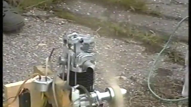 Самодельный четырёхтактный мотор  37 см.куб.mp4