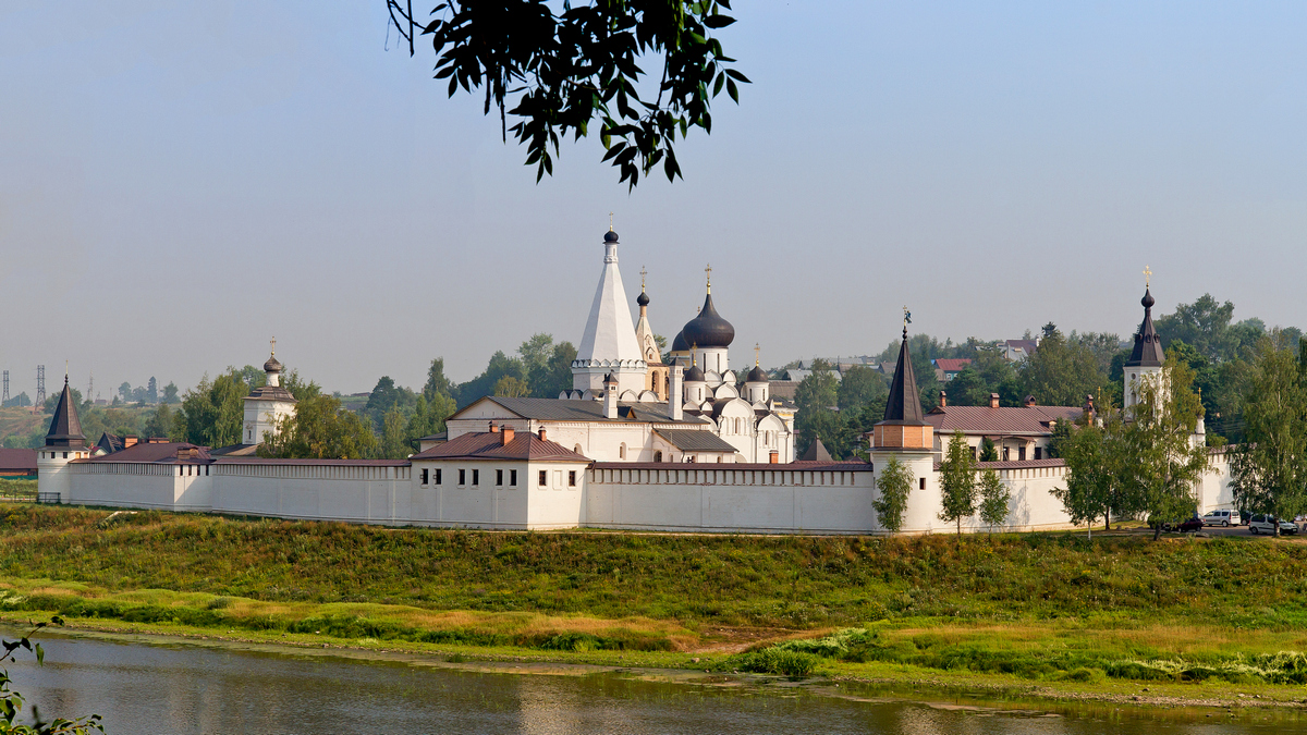 Два монастыря (Иосифо-Волоцкий и Старицкий Свято-Успенский).