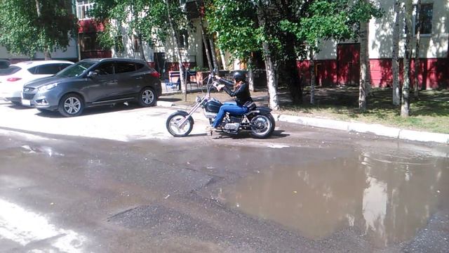 Honda Magna Fifty (Надежда) во дворе.mp4