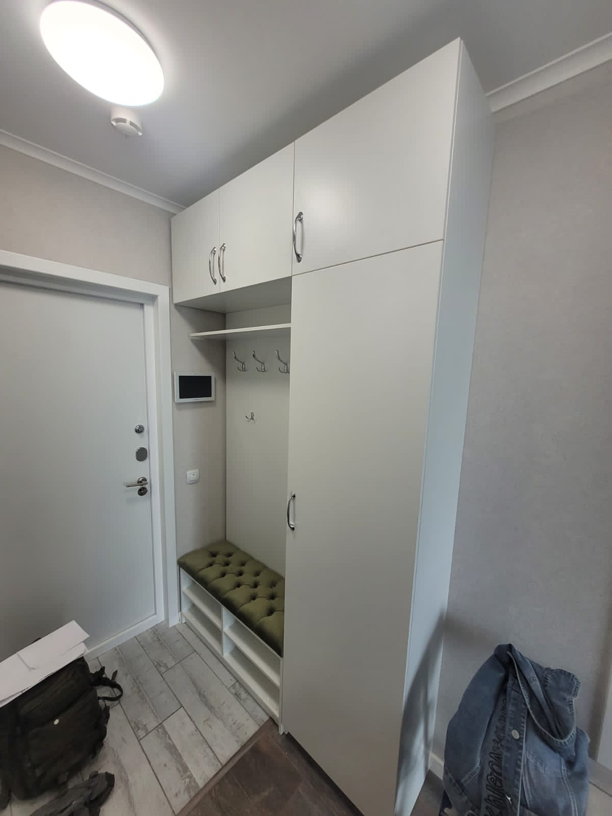 Прихожая с мягким сиденьем, обувницей, вешалкой и шкафом